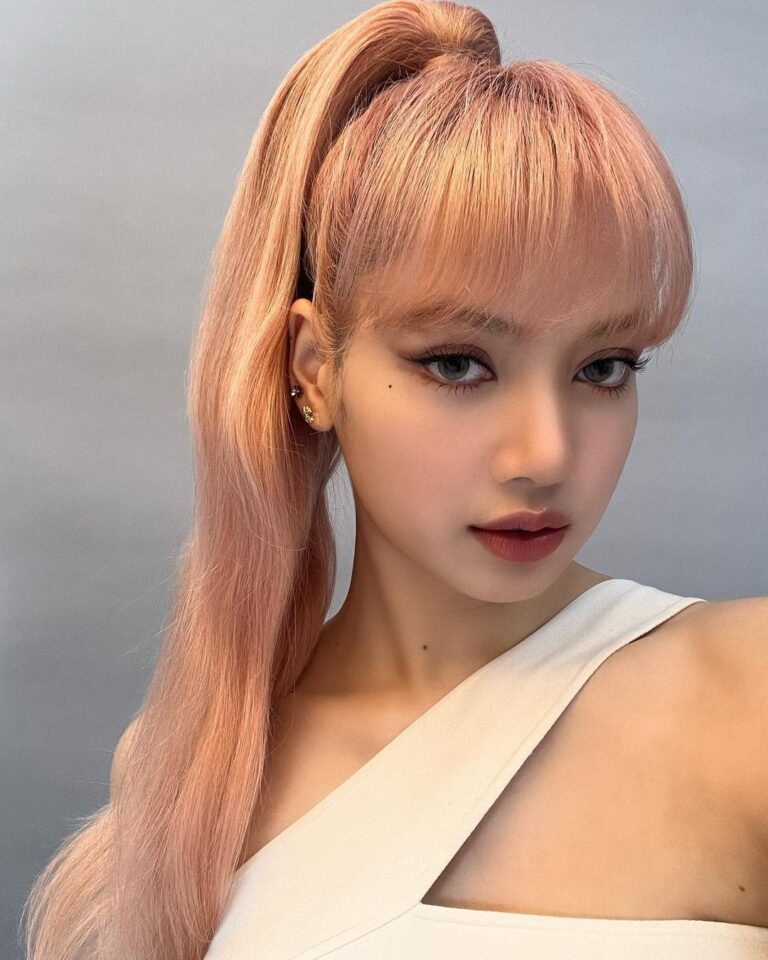 Lisa (Blackpink) Facts, age, Height, secrets, Favourite movie/food ...
